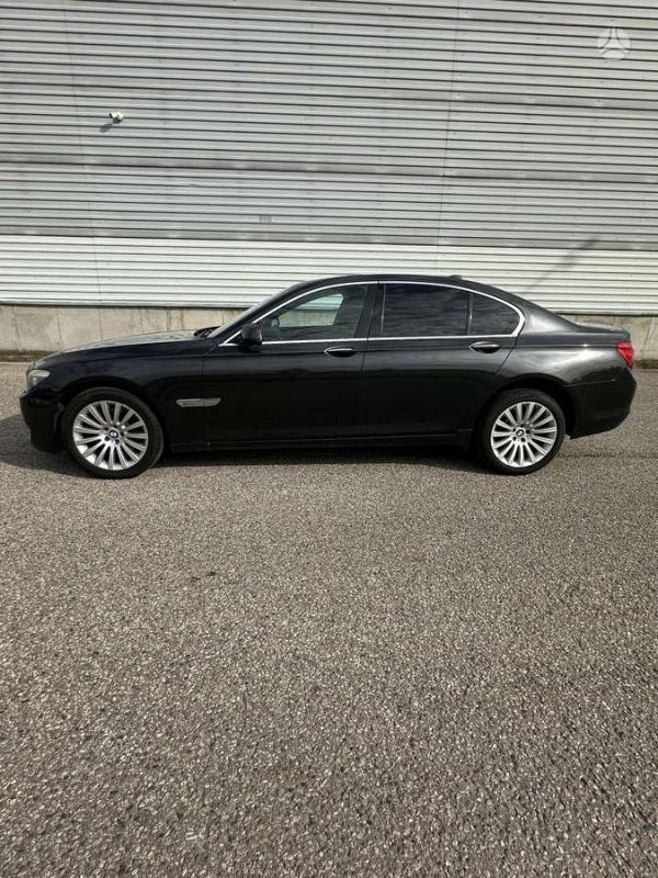 Grey BMW 730 2009 in Marijampole, with an engine capacity of 2.99 L and mileage of 318 thousand km for 8750 €, photo 4 on AUTOMOTO.COM.LV