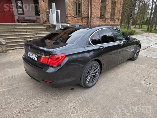 Grey BMW 730 2010 in Valmiera, with an engine capacity of 3.00 L and mileage of 294 thousand km for 10500 €, photo 3 on AUTOMOTO.COM.LV