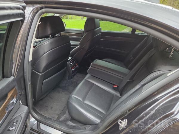 Grey BMW 730 2010 in Valmiera, with an engine capacity of 3.00 L and mileage of 294 thousand km for 10500 €, photo 9 on AUTOMOTO.COM.LV