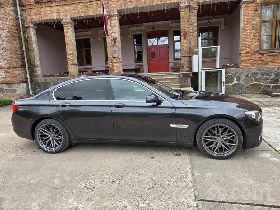 Pelēks BMW 730 2010 Valmiera, ar dzinēja tilpumu 3.00 L un nobraukumu 294 tūkst. km par 10500 €, foto 16 vietnē AUTOMOTO.COM.LV