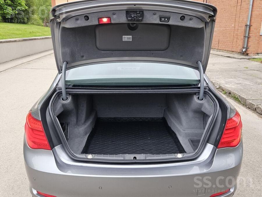 Grey BMW 730 2010 in Jekabpils, with an engine capacity of 3.00 L and mileage of 281 thousand km for 10690 €, photo 18 on AUTOMOTO.COM.LV