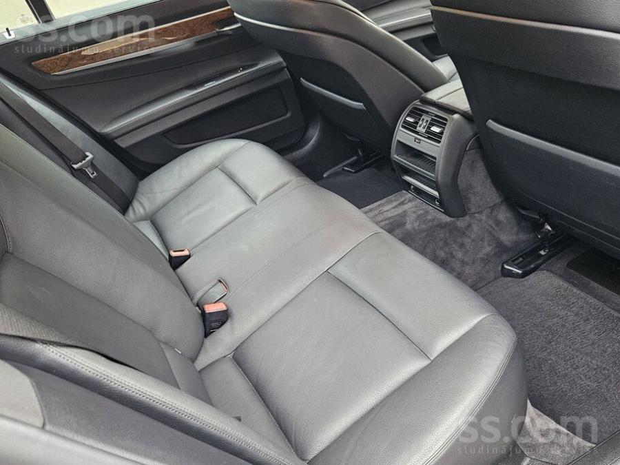 Grey BMW 730 2010 in Jekabpils, with an engine capacity of 3.00 L and mileage of 281 thousand km for 10690 €, photo 19 on AUTOMOTO.COM.LV
