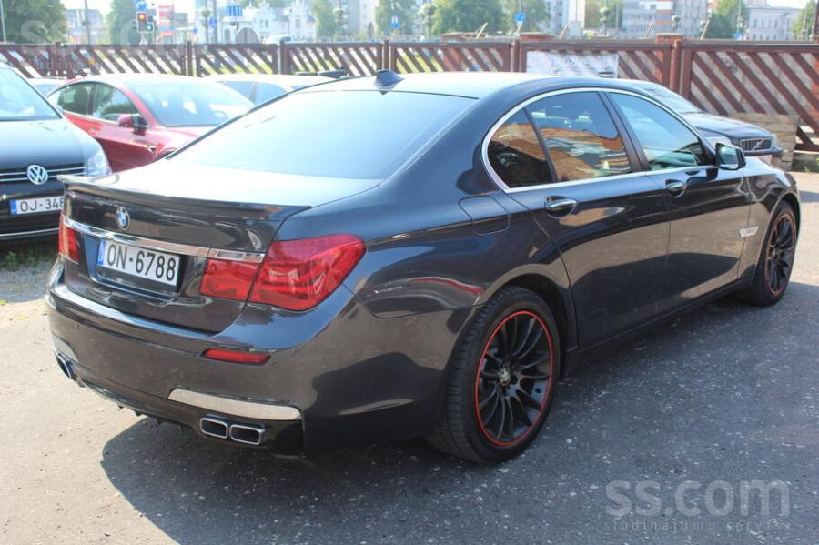 Grey BMW 730 2011 in Liepaja, with an engine capacity of 3.00 L and mileage of 293 thousand km for 11300 €, photo 5 on AUTOMOTO.COM.LV