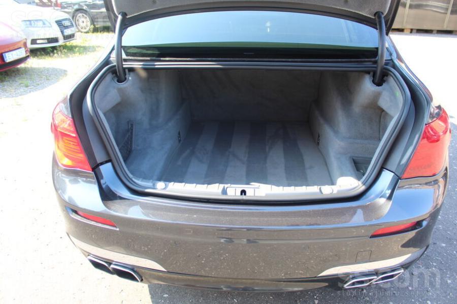 Grey BMW 730 2011 in Liepaja, with an engine capacity of 3.00 L and mileage of 293 thousand km for 11300 €, photo 6 on AUTOMOTO.COM.LV