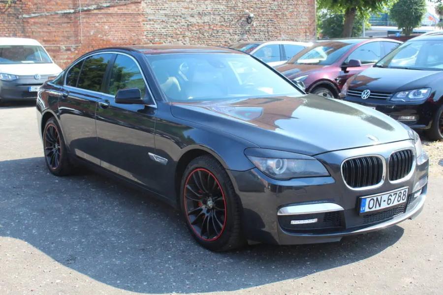 Pelēks BMW 730 2011 Liepāja, ar dzinēja tilpumu 3.00 L un nobraukumu 293 tūkst. km par 11300 €, foto 1 vietnē AUTOMOTO.COM.LV