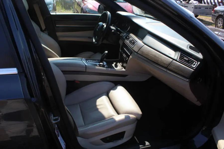 Pelēks BMW 730 2011 Liepāja, ar dzinēja tilpumu 3.00 L un nobraukumu 293 tūkst. km par 11300 €, foto 12 vietnē AUTOMOTO.COM.LV