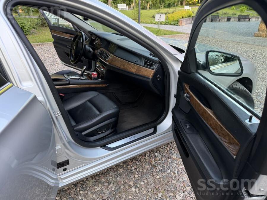 Grey BMW 730 2011 in Rezekne, with an engine capacity of 3.00 L and mileage of 210 thousand km for 10200 €, photo 17 on AUTOMOTO.COM.LV