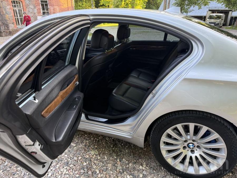 Grey BMW 730 2011 in Rezekne, with an engine capacity of 3.00 L and mileage of 210 thousand km for 10200 €, photo 19 on AUTOMOTO.COM.LV