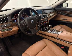 Grey BMW 730 2012 in Marijampole, with an engine capacity of 2.99 L and mileage of 303 thousand km for 12999 €, photo 3 on AUTOMOTO.COM.LV
