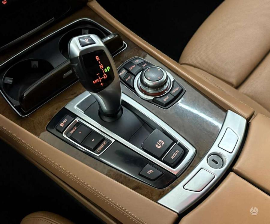 Grey BMW 730 2012 in Marijampole, with an engine capacity of 2.99 L and mileage of 303 thousand km for 12999 €, photo 9 on AUTOMOTO.COM.LV