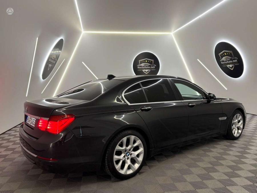Grey BMW 730 2012 in Marijampole, with an engine capacity of 2.99 L and mileage of 303 thousand km for 12999 €, photo 13 on AUTOMOTO.COM.LV