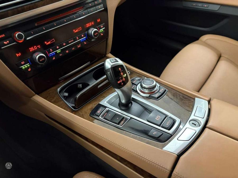 Grey BMW 730 2012 in Marijampole, with an engine capacity of 2.99 L and mileage of 303 thousand km for 12999 €, photo 16 on AUTOMOTO.COM.LV