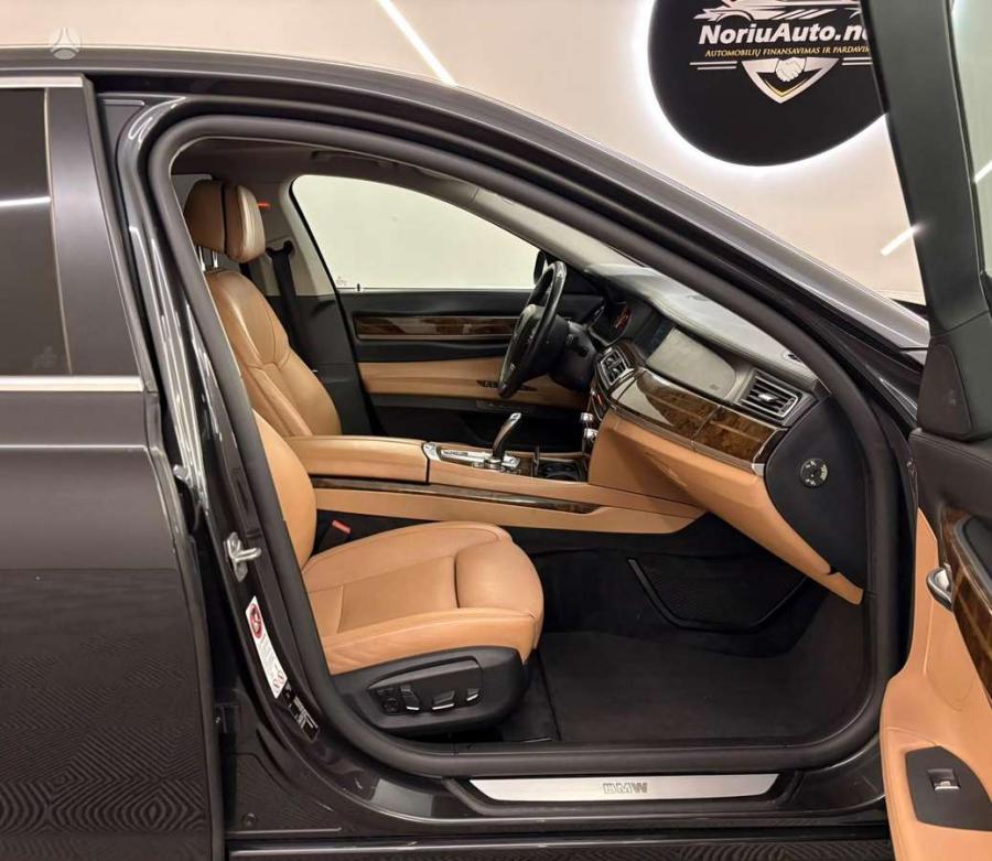 Grey BMW 730 2012 in Marijampole, with an engine capacity of 2.99 L and mileage of 303 thousand km for 12999 €, photo 19 on AUTOMOTO.COM.LV