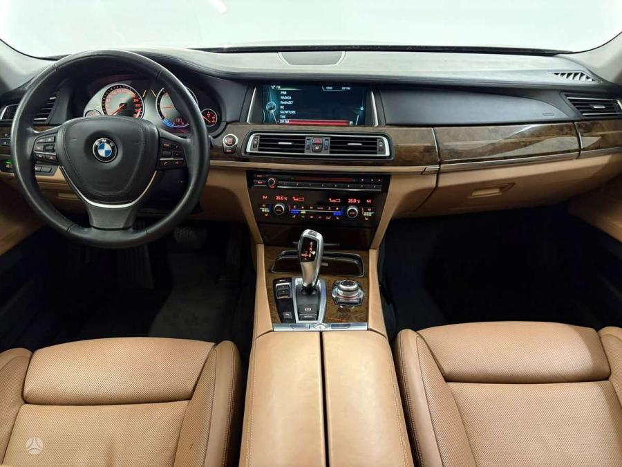 Grey BMW 730 2012 in Marijampole, with an engine capacity of 2.99 L and mileage of 303 thousand km for 12999 €, photo 20 on AUTOMOTO.COM.LV