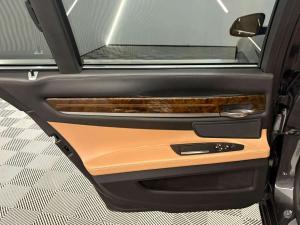 Grey BMW 730 2012 in Marijampole, with an engine capacity of 2.99 L and mileage of 303 thousand km for 12999 €, photo 22 on AUTOMOTO.COM.LV