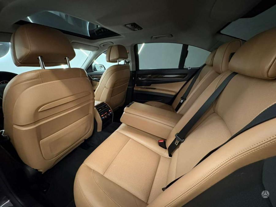 Grey BMW 730 2012 in Marijampole, with an engine capacity of 2.99 L and mileage of 303 thousand km for 12999 €, photo 24 on AUTOMOTO.COM.LV