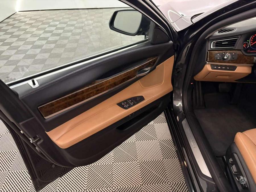 Grey BMW 730 2012 in Marijampole, with an engine capacity of 2.99 L and mileage of 303 thousand km for 12999 €, photo 27 on AUTOMOTO.COM.LV
