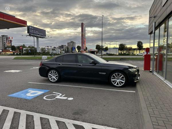 Grey BMW 730 2013 in Kaunas, with an engine capacity of 2.99 L and mileage of 297 thousand km for 17900 €, photo 1 on AUTOMOTO.COM.LV