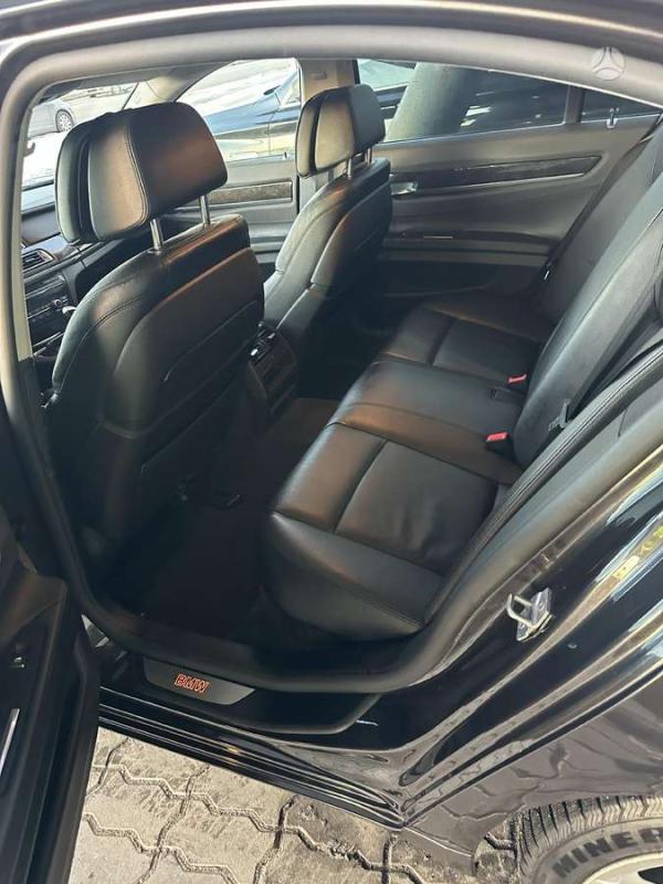 Grey BMW 730 2013 in Kaunas, with an engine capacity of 2.99 L and mileage of 297 thousand km for 17900 €, photo 9 on AUTOMOTO.COM.LV