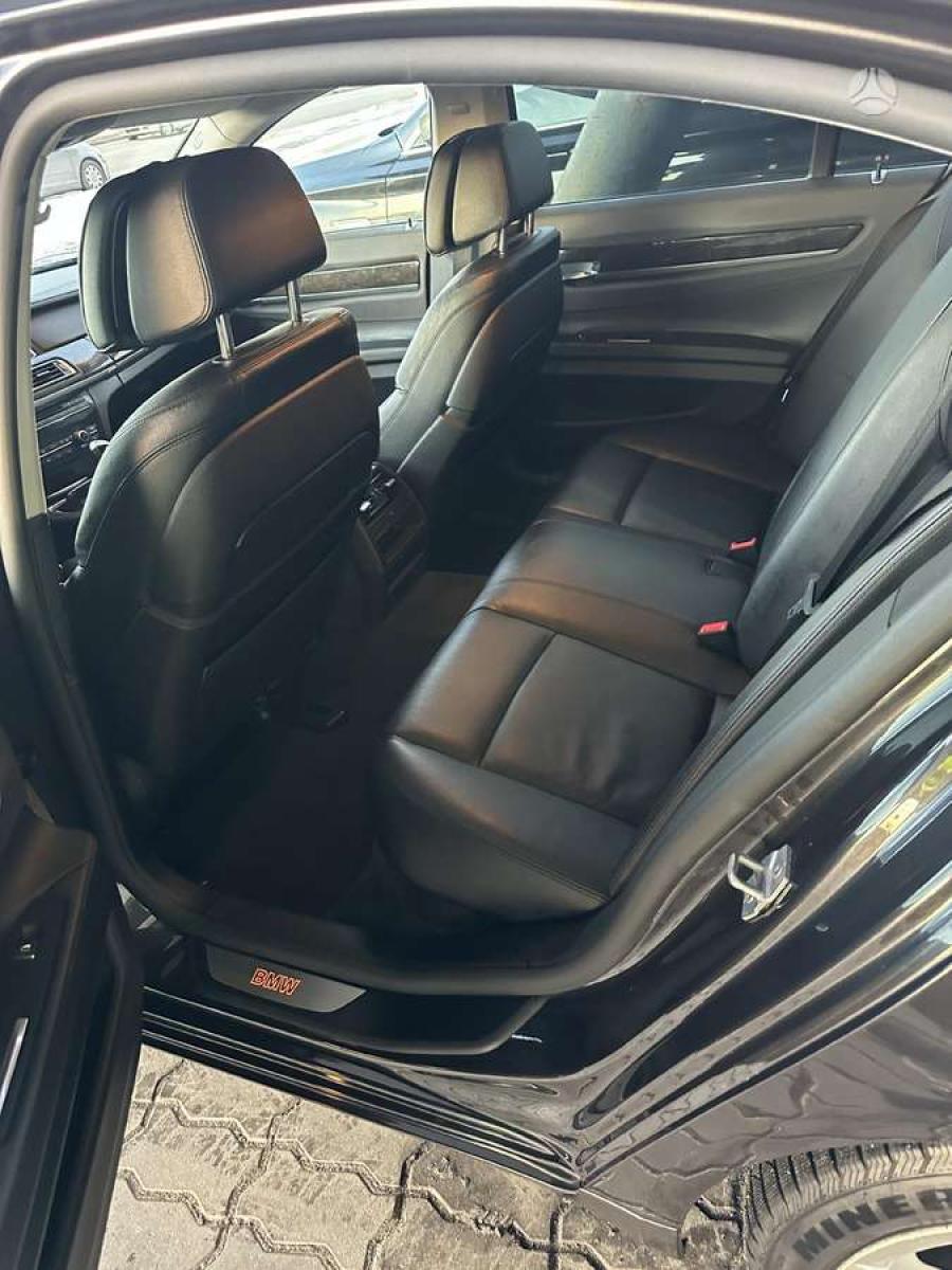 Grey BMW 730 2013 in Kaunas, with an engine capacity of 2.99 L and mileage of 297 thousand km for 17900 €, photo 9 on AUTOMOTO.COM.LV