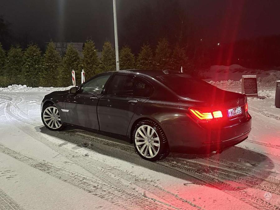 Grey BMW 730 2013 in Kaunas, with an engine capacity of 2.99 L and mileage of 297 thousand km for 17900 €, photo 16 on AUTOMOTO.COM.LV