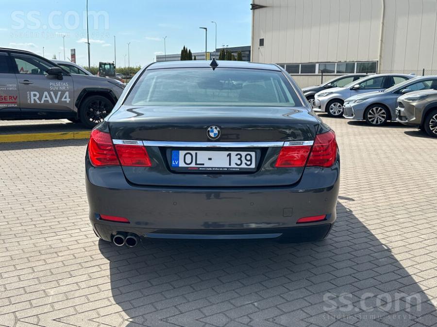 Grey BMW 730 2013 in Liepaja, with an engine capacity of 3.00 L and mileage of 244 thousand km for 12200 €, photo 9 on AUTOMOTO.COM.LV