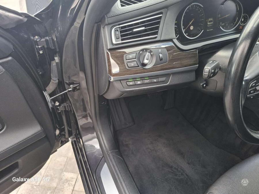 Grey BMW 730 2015 in Kaunas, with an engine capacity of 2.99 L and mileage of 286 thousand km for 10200 €, photo 3 on AUTOMOTO.COM.LV