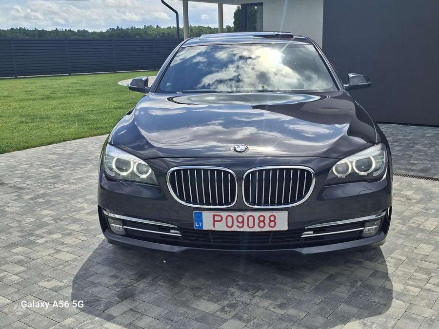 Grey BMW 730 2015 in Kaunas, with an engine capacity of 2.99 L and mileage of 286 thousand km for 10200 €, photo 4 on AUTOMOTO.COM.LV