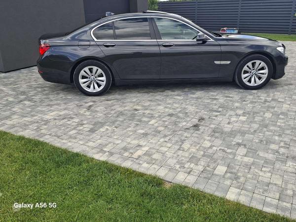 Grey BMW 730 2015 in Kaunas, with an engine capacity of 2.99 L and mileage of 286 thousand km for 10200 €, photo 8 on AUTOMOTO.COM.LV