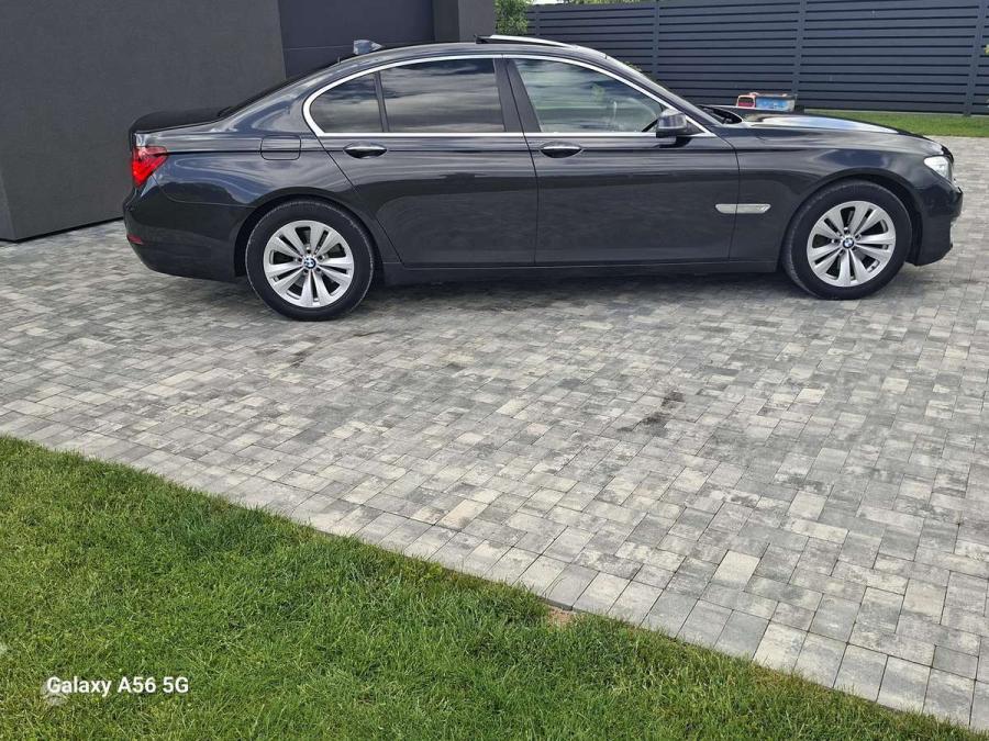 Grey BMW 730 2015 in Kaunas, with an engine capacity of 2.99 L and mileage of 286 thousand km for 10200 €, photo 9 on AUTOMOTO.COM.LV