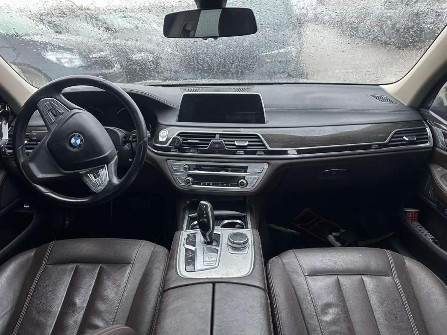 Pelēks BMW 730 2016 Utena, ar dzinēja tilpumu 2.99 L un nobraukumu 170 tūkst. km par 14700 €, foto 5 vietnē AUTOMOTO.COM.LV