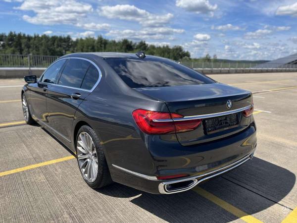 Grey BMW 730 2018 in Vilnius, with an engine capacity of 2.99 L and mileage of 196 thousand km for 28499 €, photo 5 on AUTOMOTO.COM.LV