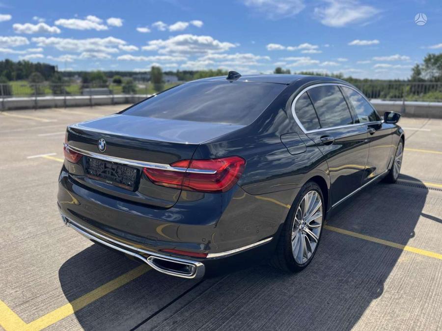 Grey BMW 730 2018 in Vilnius, with an engine capacity of 2.99 L and mileage of 196 thousand km for 28499 €, photo 8 on AUTOMOTO.COM.LV