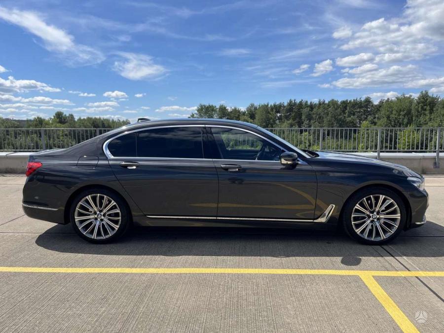 Grey BMW 730 2018 in Vilnius, with an engine capacity of 2.99 L and mileage of 196 thousand km for 28499 €, photo 9 on AUTOMOTO.COM.LV