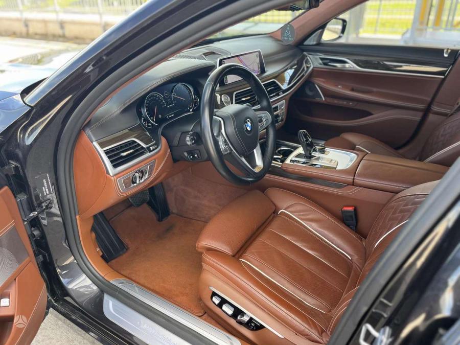 Grey BMW 730 2018 in Vilnius, with an engine capacity of 2.99 L and mileage of 196 thousand km for 28499 €, photo 11 on AUTOMOTO.COM.LV