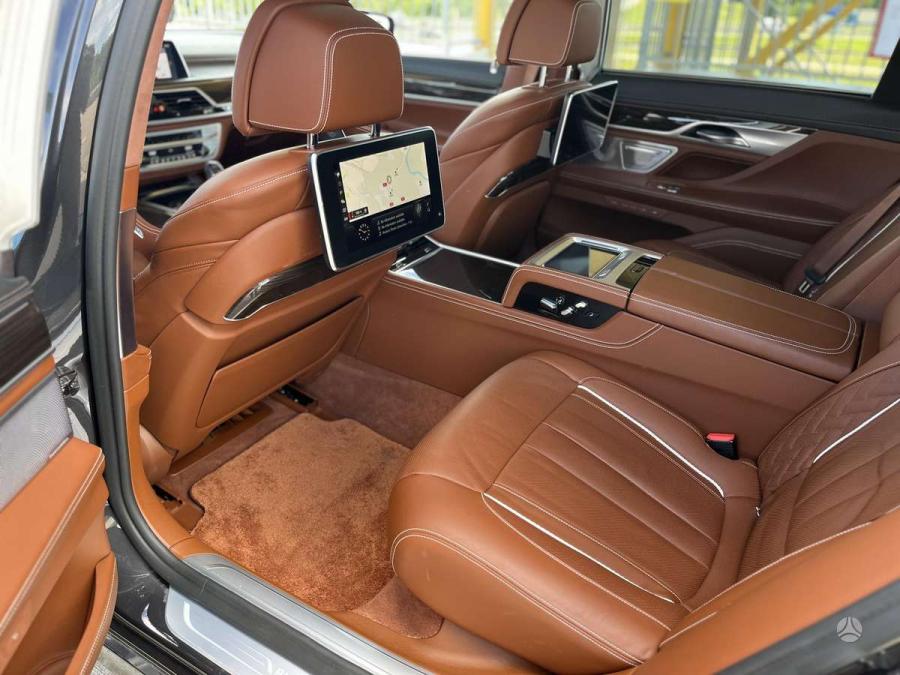 Grey BMW 730 2018 in Vilnius, with an engine capacity of 2.99 L and mileage of 196 thousand km for 28499 €, photo 12 on AUTOMOTO.COM.LV
