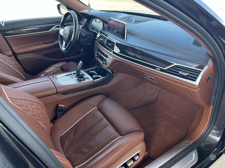 Grey BMW 730 2018 in Vilnius, with an engine capacity of 2.99 L and mileage of 196 thousand km for 28499 €, photo 14 on AUTOMOTO.COM.LV