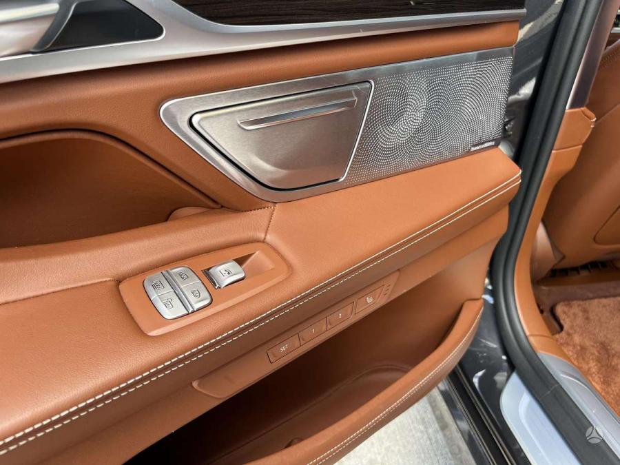 Grey BMW 730 2018 in Vilnius, with an engine capacity of 2.99 L and mileage of 196 thousand km for 28499 €, photo 33 on AUTOMOTO.COM.LV