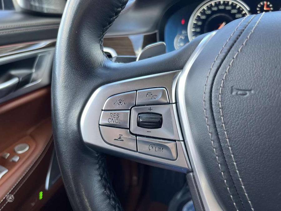 Grey BMW 730 2018 in Vilnius, with an engine capacity of 2.99 L and mileage of 196 thousand km for 28499 €, photo 43 on AUTOMOTO.COM.LV