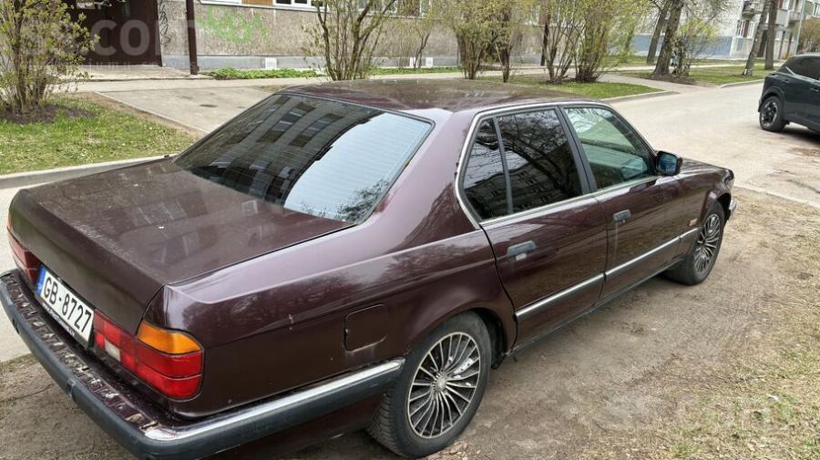 Red BMW 730 1993 in Riga, with an engine capacity of 3.00 L and mileage of 320 thousand km for 1750 €, photo 3 on AUTOMOTO.COM.LV
