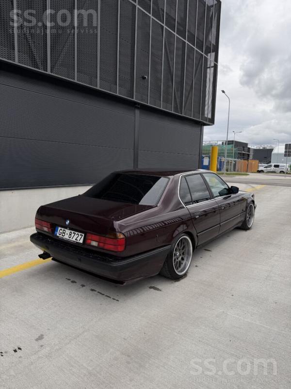 BMW 730 1993 in Liepaja on AUTOMOTO.COM.LV Red BMW 730 1993 in Liepaja, with an engine capacity of 3.00 L and mileage of 314 thousand km for 4450 €, photo 3 on AUTOMOTO.COM.LV