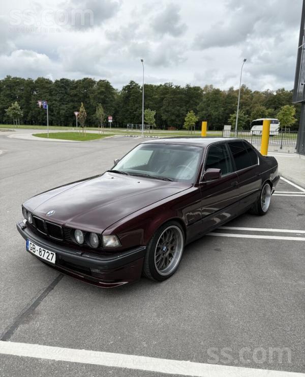 BMW 730 1993 in Liepaja on AUTOMOTO.COM.LV Red BMW 730 1993 in Liepaja, with an engine capacity of 3.00 L and mileage of 314 thousand km for 4450 €, photo 5 on AUTOMOTO.COM.LV