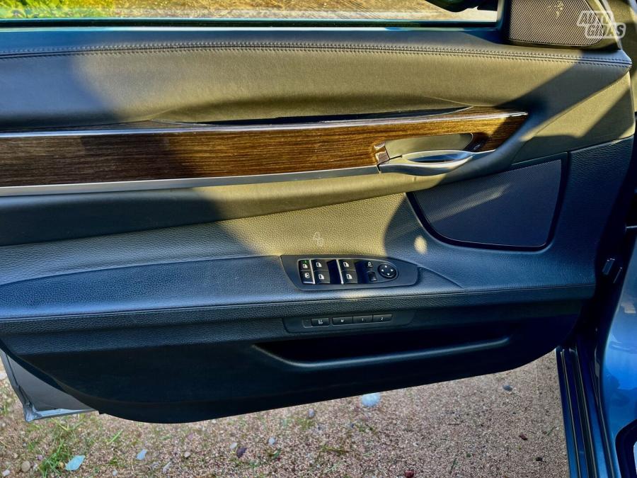 BMW 730 2011 in Taurage, with an engine capacity of 3.00 L and mileage of 249 thousand km for 12999 €, photo 13 on AUTOMOTO.COM.LV