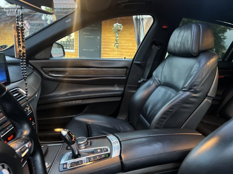 BMW 730 2015 in Pakruojis, with an engine capacity of 3.00 L and mileage of 303 thousand km for 145000 €, photo 21 on AUTOMOTO.COM.LV