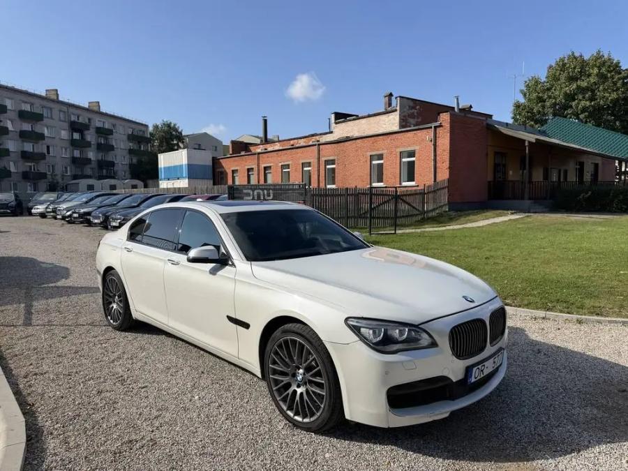 White BMW 730 2011 in Ventspils, with an engine capacity of 3.00 L and mileage of 383 thousand km for 12490 €, photo 4 on AUTOMOTO.COM.LV