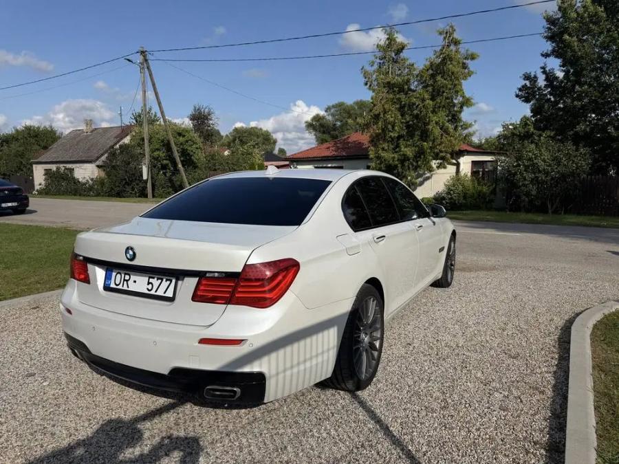 White BMW 730 2011 in Ventspils, with an engine capacity of 3.00 L and mileage of 383 thousand km for 12490 €, photo 5 on AUTOMOTO.COM.LV