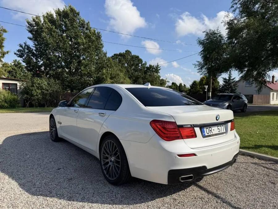 White BMW 730 2011 in Ventspils, with an engine capacity of 3.00 L and mileage of 383 thousand km for 12490 €, photo 7 on AUTOMOTO.COM.LV