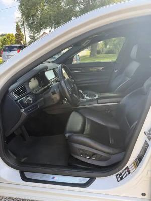 White BMW 730 2011 in Ventspils, with an engine capacity of 3.00 L and mileage of 383 thousand km for 12490 €, photo 10 on AUTOMOTO.COM.LV