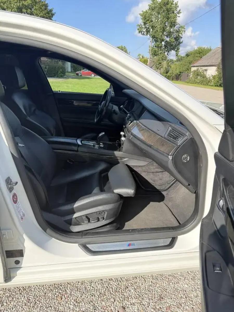 White BMW 730 2011 in Ventspils, with an engine capacity of 3.00 L and mileage of 383 thousand km for 12490 €, photo 14 on AUTOMOTO.COM.LV