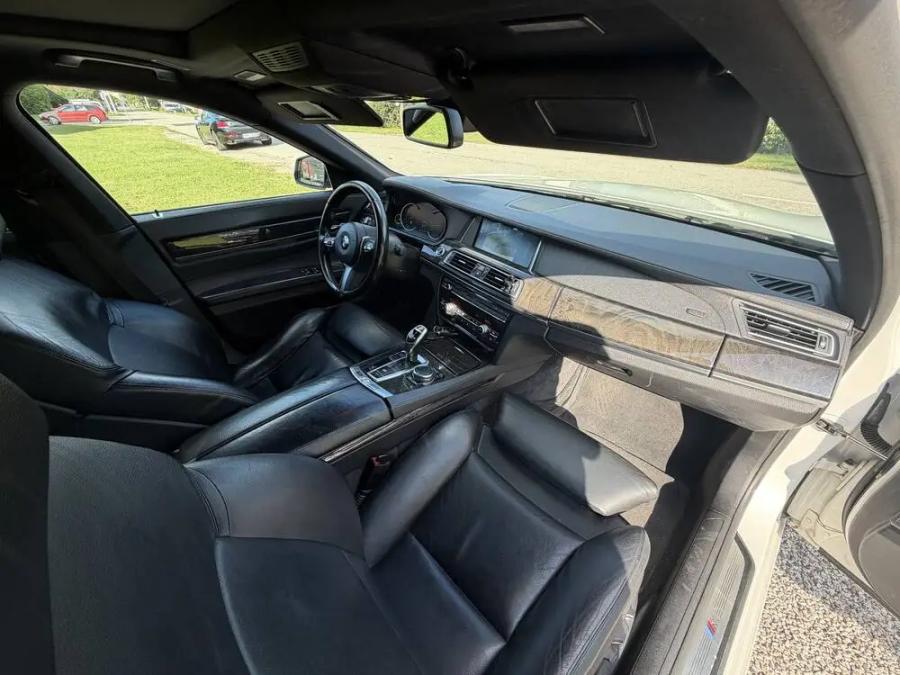 White BMW 730 2011 in Ventspils, with an engine capacity of 3.00 L and mileage of 383 thousand km for 12490 €, photo 15 on AUTOMOTO.COM.LV